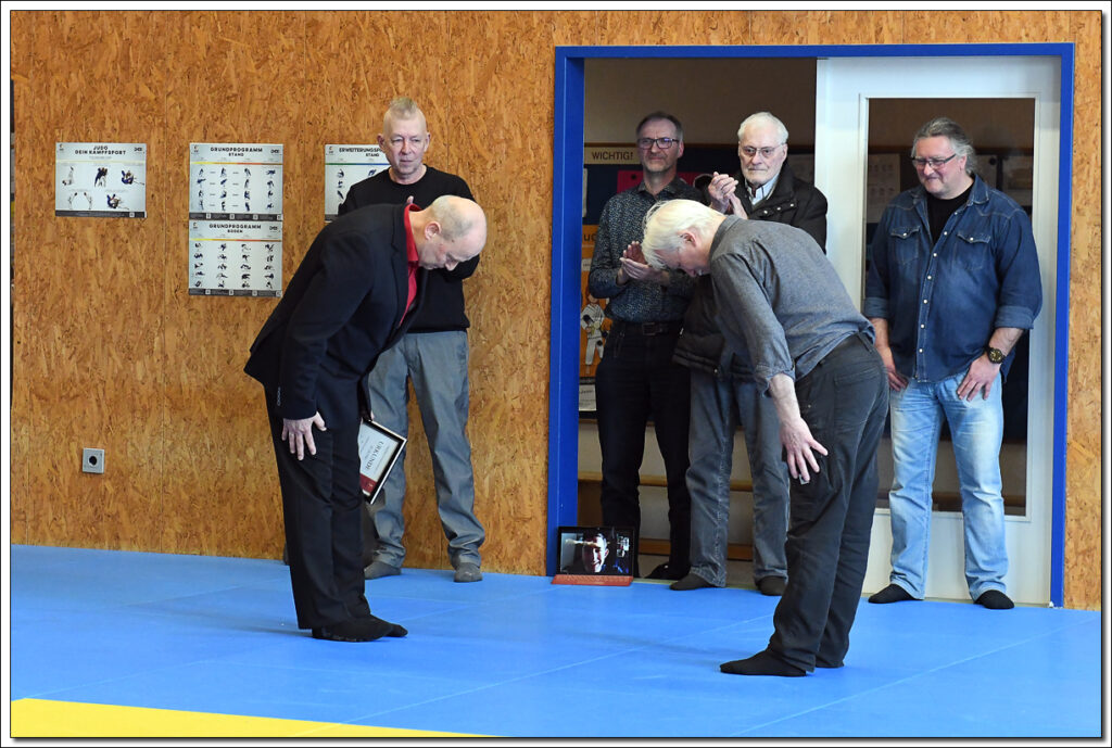 Ju-Jutsu-Techniker, Waffelbäcker, Handwerker - Verleihung des 5. Dan Ju ... Ju-Jutsu-Techniker, Waffelbäcker, Handwerker - Verleihung des 5. Dan Ju ...